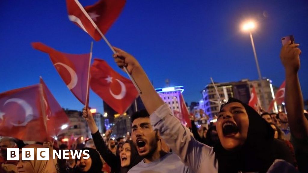 Turkish crowds rally to democracy calls after coup attempt - BBC News