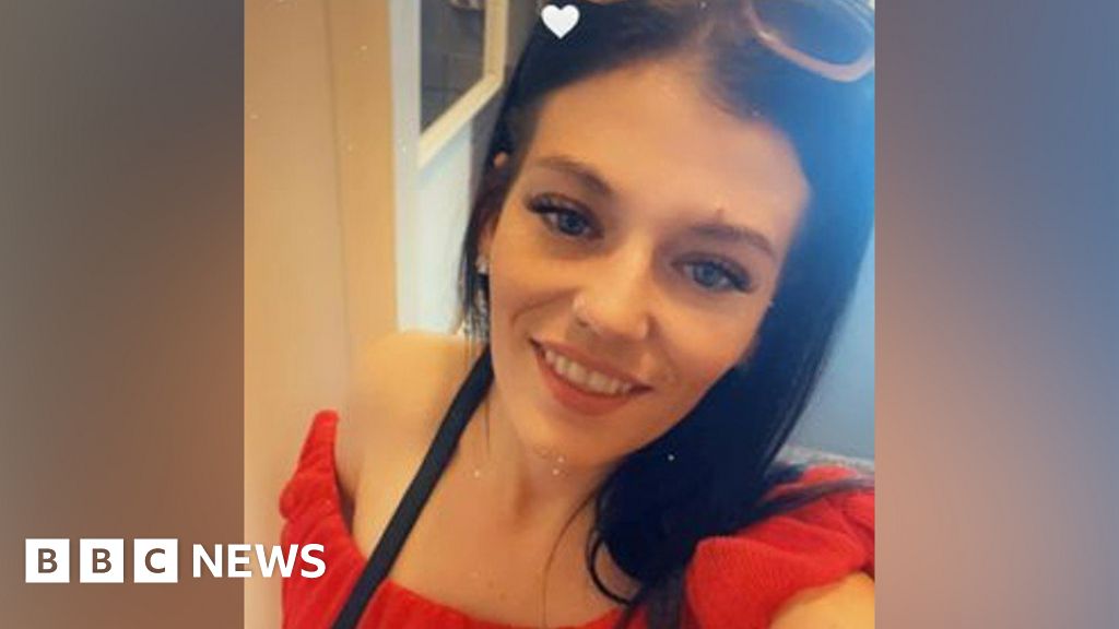 Sarah Henshaw: Vigil held for mother found dead in layby - BBC News