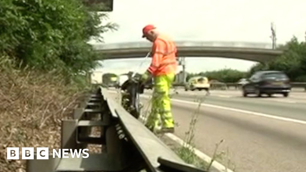 M11: Meet the team keeping the motorway clean - BBC News