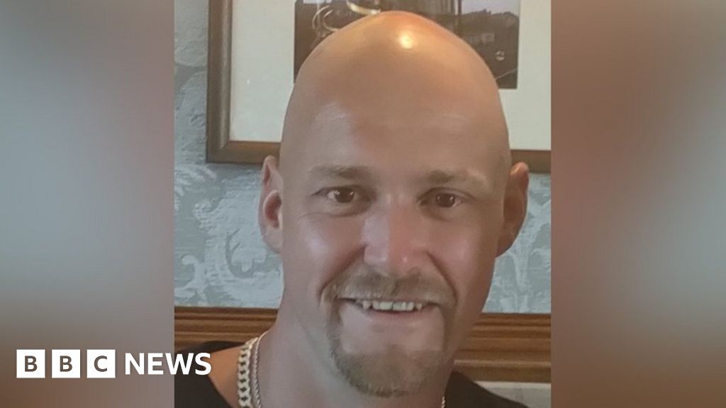 Clowne: Family pays tribute after passenger dies in car crash - BBC News