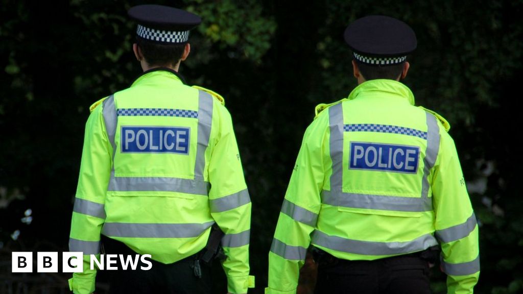 Men charged over knifepoint robbery in Edinburgh - BBC News