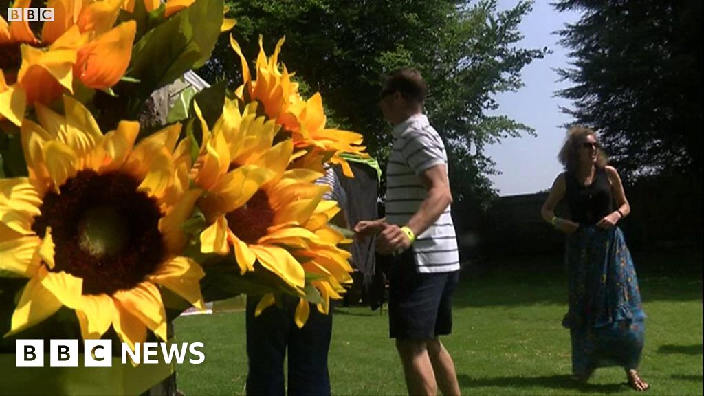 Festival in memory of murdered Cobham student - BBC News