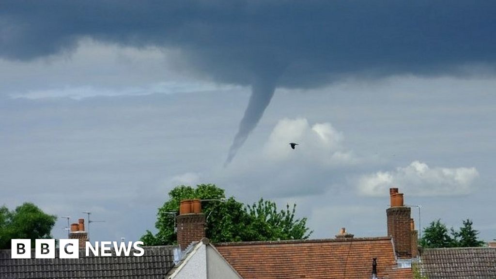 'Surprising' funnel cloud over South Yorkshire - BBC News