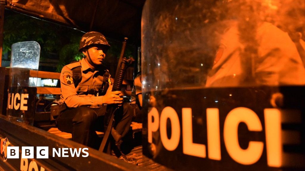 Myanmar police arrest nationalists after Muslim scuffle - BBC News