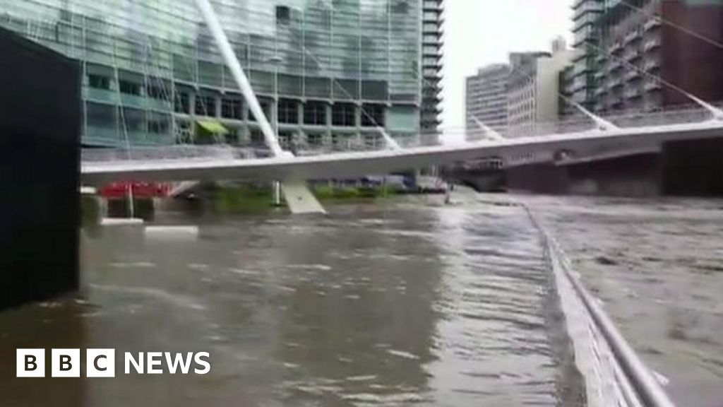 UK flooding: Water rises in Manchester city centre - BBC News