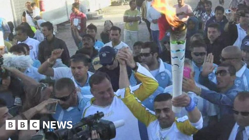 Syrian refugee carries Olympic flame through Athens camp - BBC News
