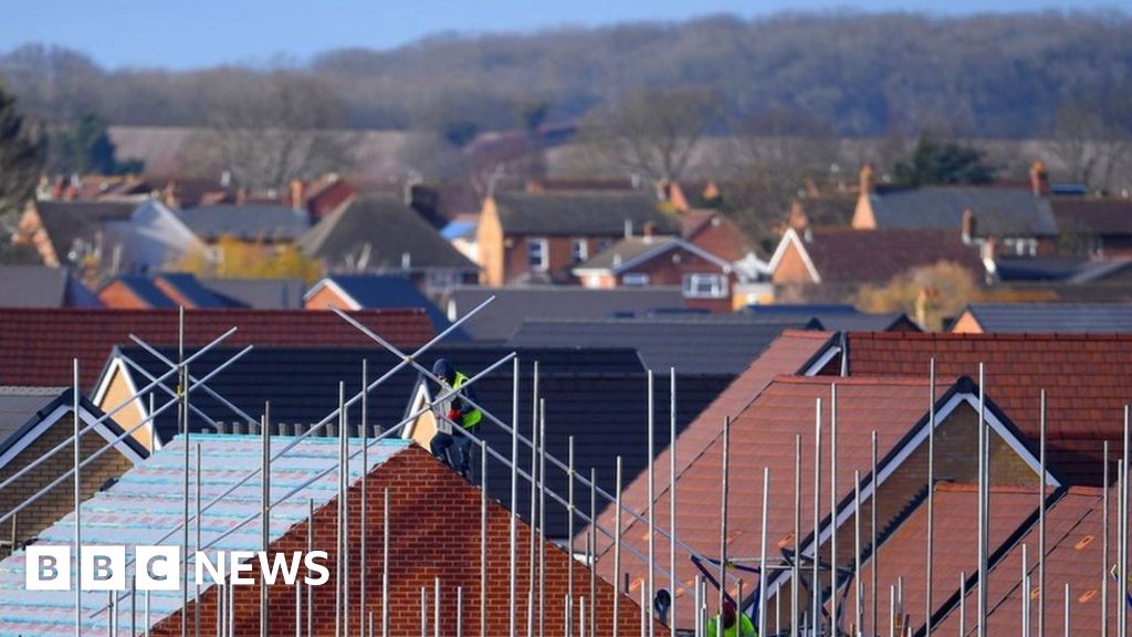 Bramcote: 'Flawed' housing plans approved despite concerns - BBC News