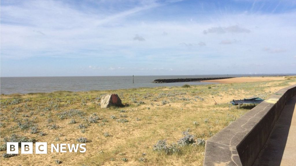 Drowned Jaywick kayaker 'tried to swim back' - BBC News