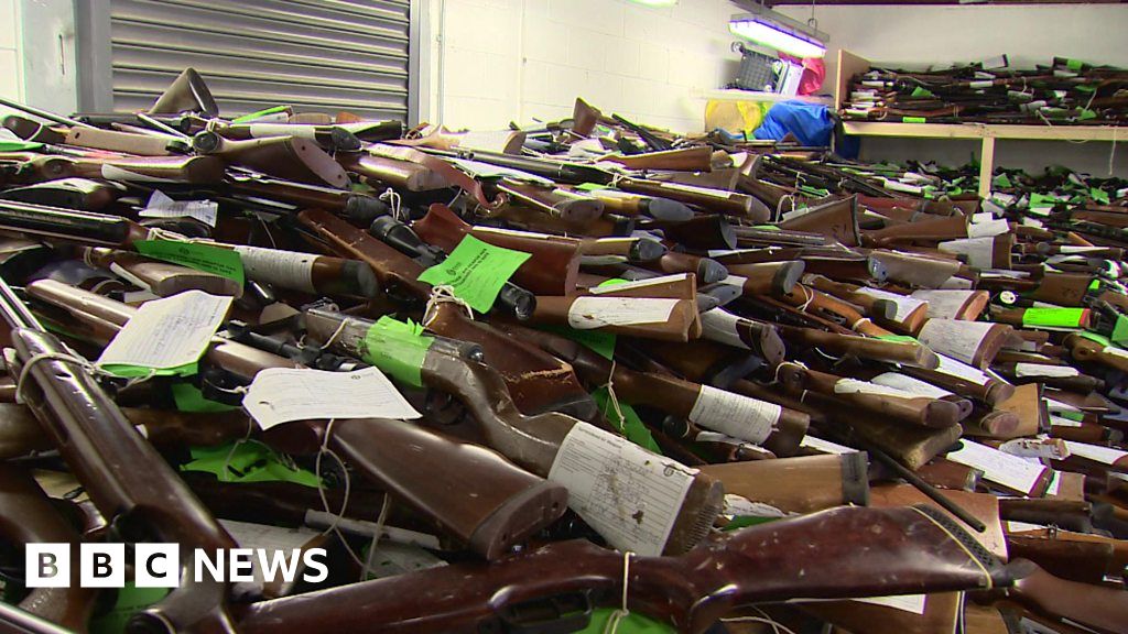 Airguns amnesty nets 12,500 weapons - BBC News