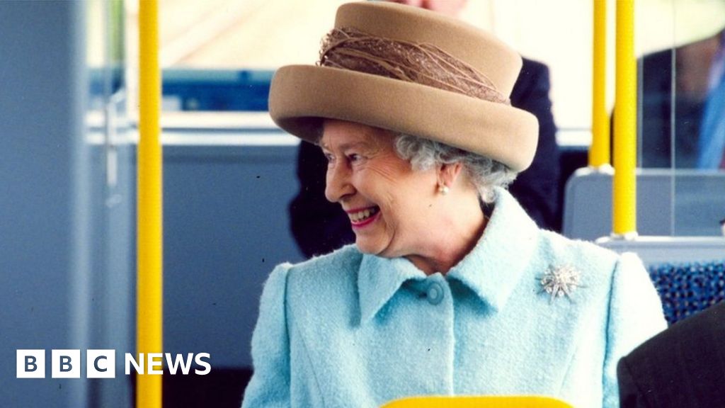 Queen Elizabeth II: Memories of Sunderland and Prudhoe visits - BBC News