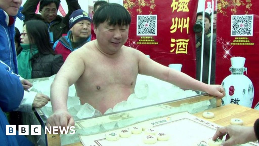 Man completes China ice bath chess challenge - BBC News