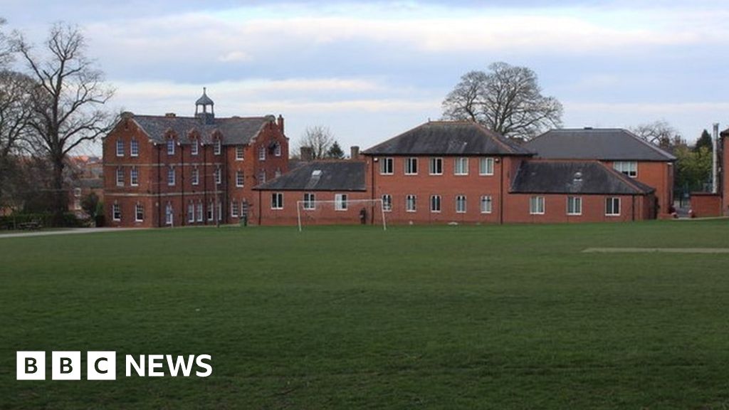 Covid-19: King Edward VI Grammar in Louth closed due to outbreak - BBC News