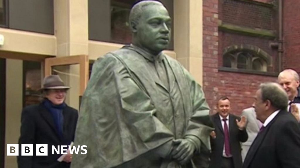 Martin Luther King: Newcastle University unveils statue - BBC News