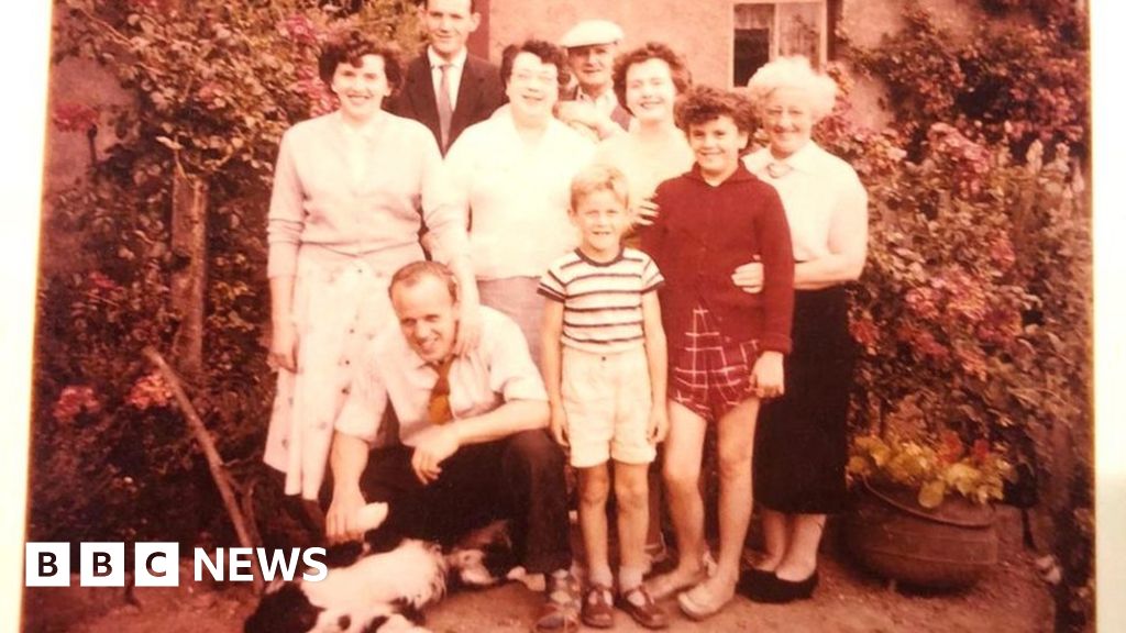 Family in Aberdeen photos found in Australia identified - BBC News