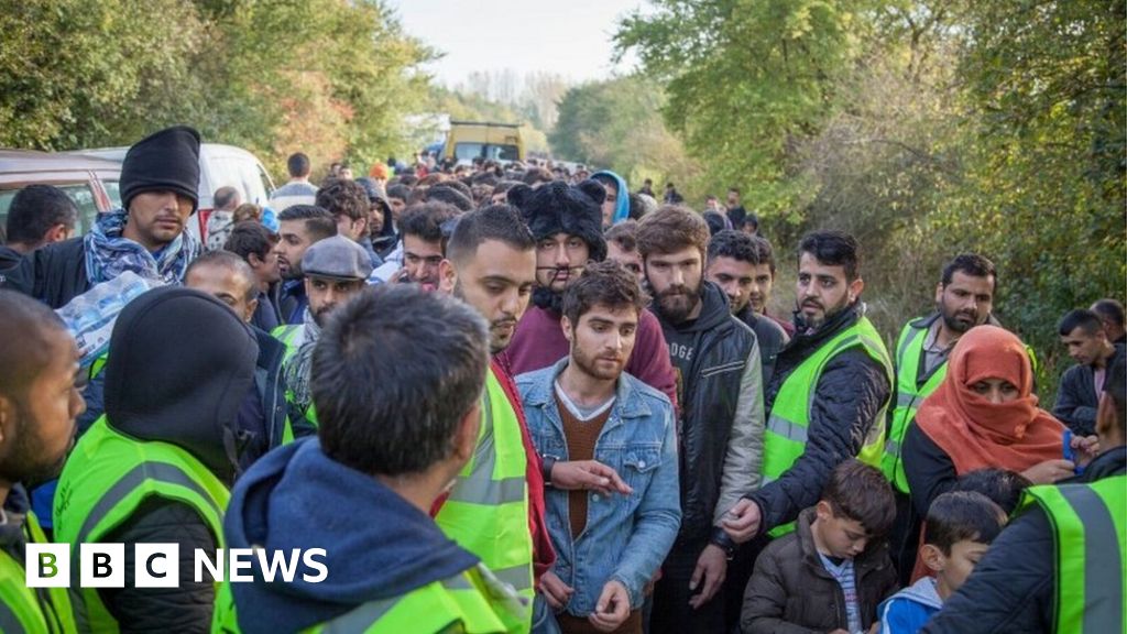 London aid workers helping Calais migrants and refugees accuse police ...