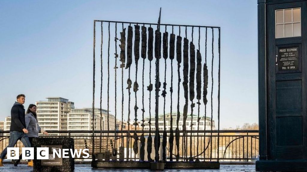 Technology 'regenerated' into Doctor Who sculpture - BBC News
