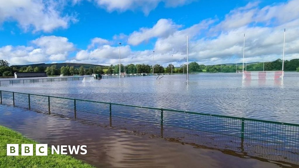 Ireland weather: Heavy rain and thunderstorm warnings issued - BBC News