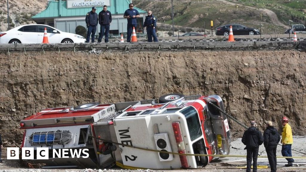 California 'bombogenesis' storm pushes north - BBC News
