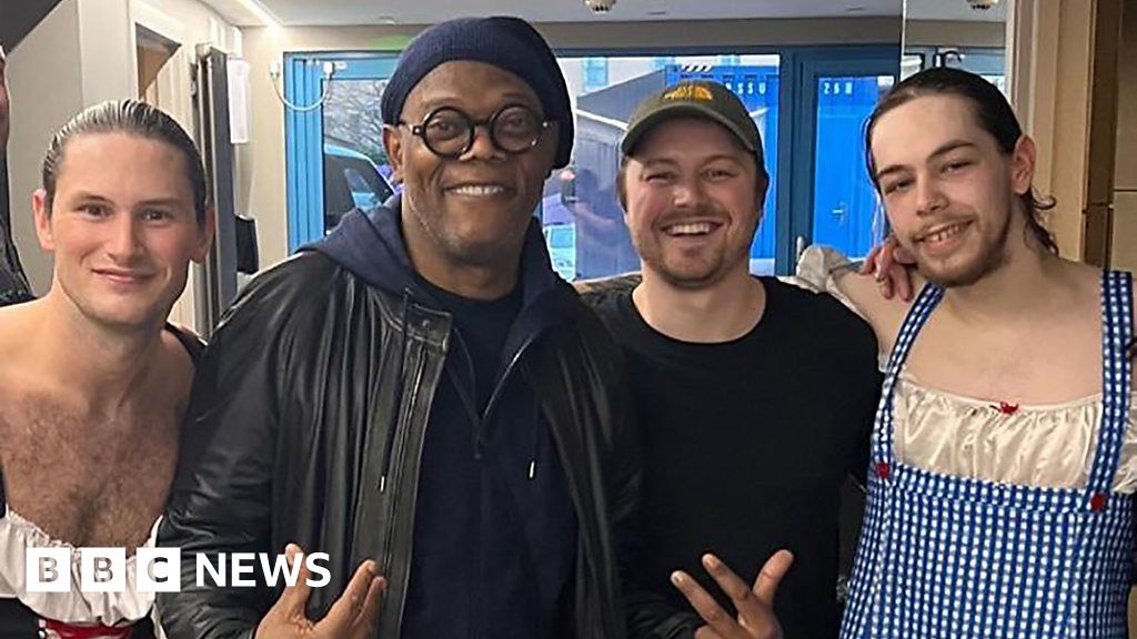 Samuel L Jackson appears at bingo party night in Glasgow - BBC News