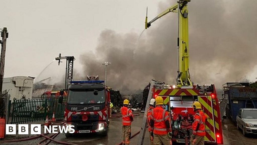 Wigan fire: Crews tackle blaze involving 400 vehicles - BBC News
