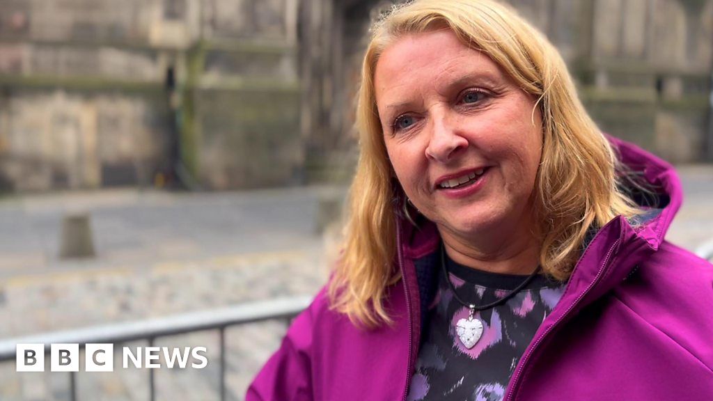 The Queen: People from Northern Ireland and Republic in Edinburgh for ...