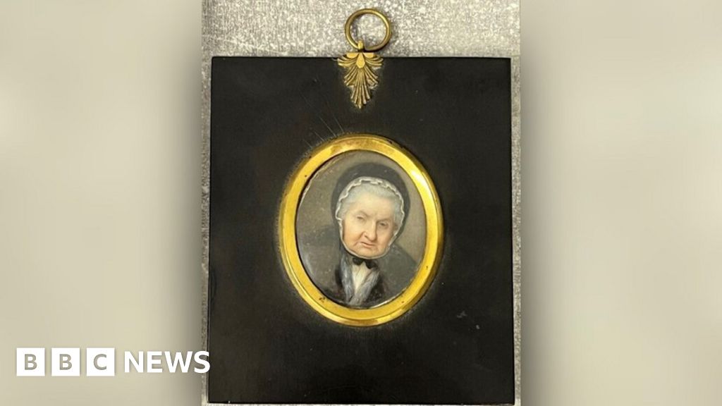 Wellingborough fire hero's picture sells for double its estimate - BBC News