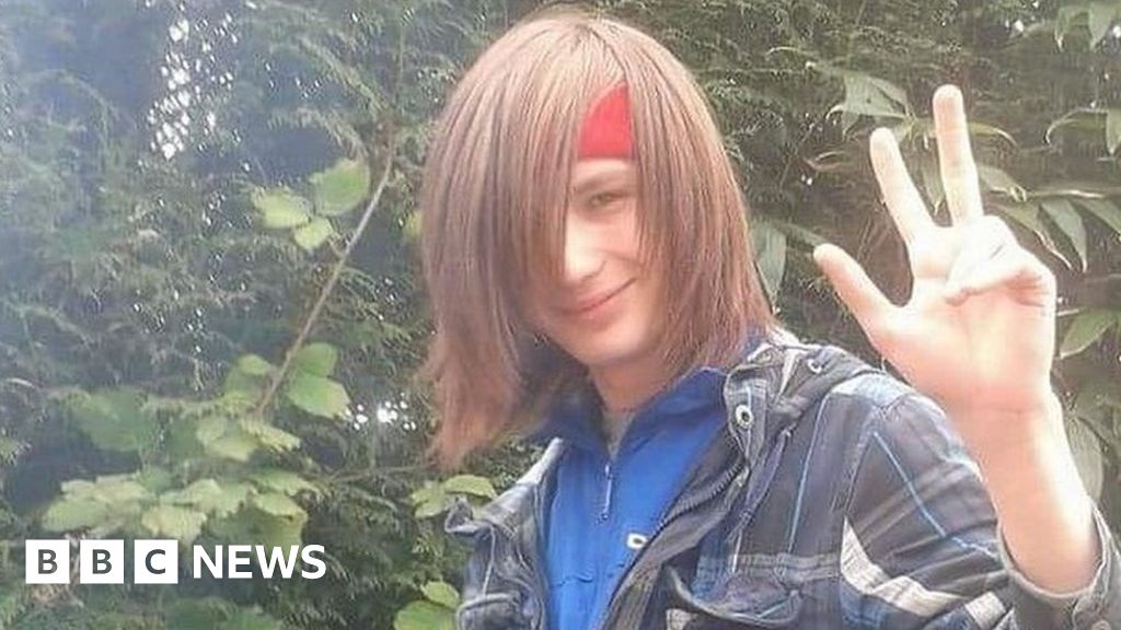 Pair deny murder of Gateshead man Jonathan Carr - BBC News