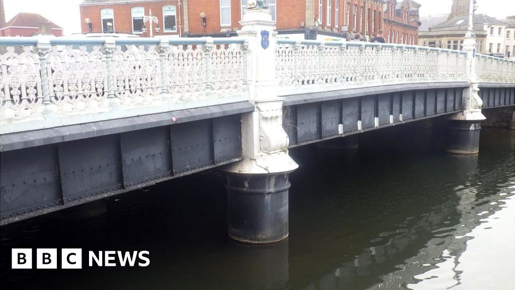 Landmark Taunton bridge to close for essential repairs - BBC News