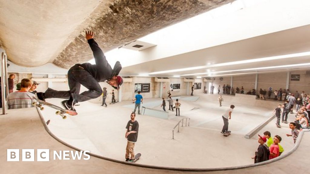 Bishopsworth pool attracts hundreds of skateboarders - BBC News