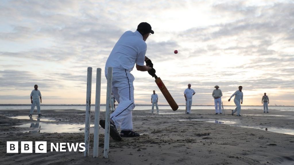 Solent sandbank cricket match adopts pink ball