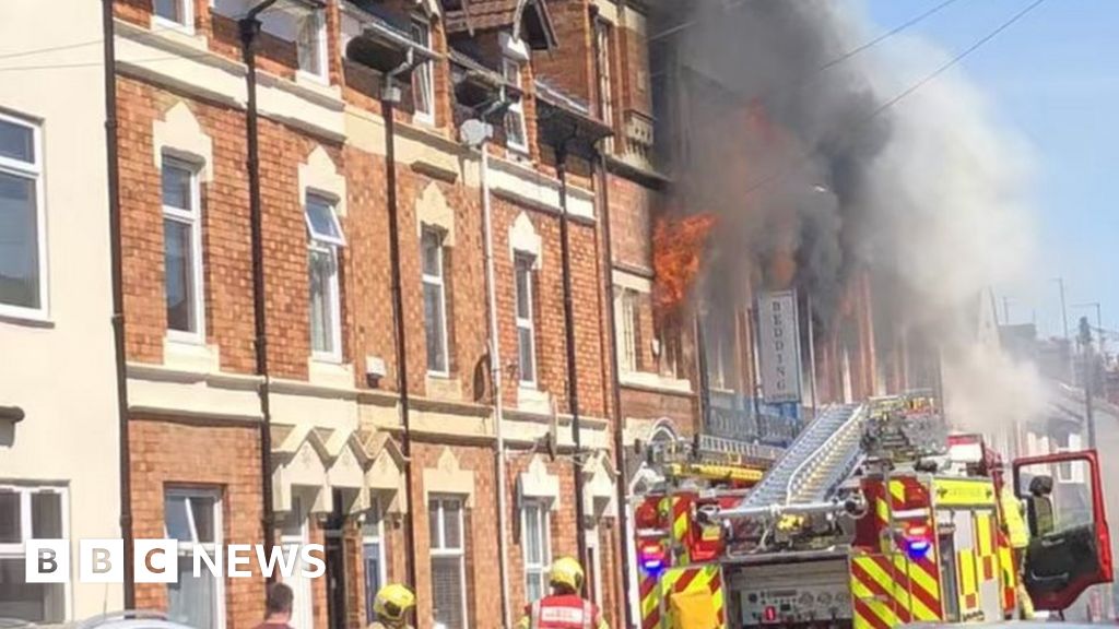 Kettering fire: Bed shop hit 'massive" blaze - BBC News