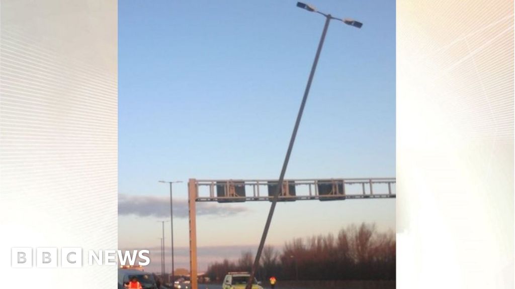 Miles of M6 traffic after lamppost crash near Wednesbury - BBC News