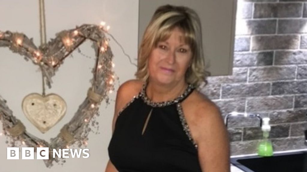 Rochdale hit-and-run: Family pays tribute to woman killed - BBC News