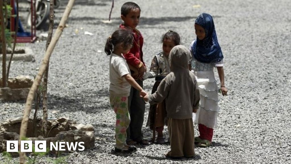 Fears of famine in war-torn Yemen - BBC News