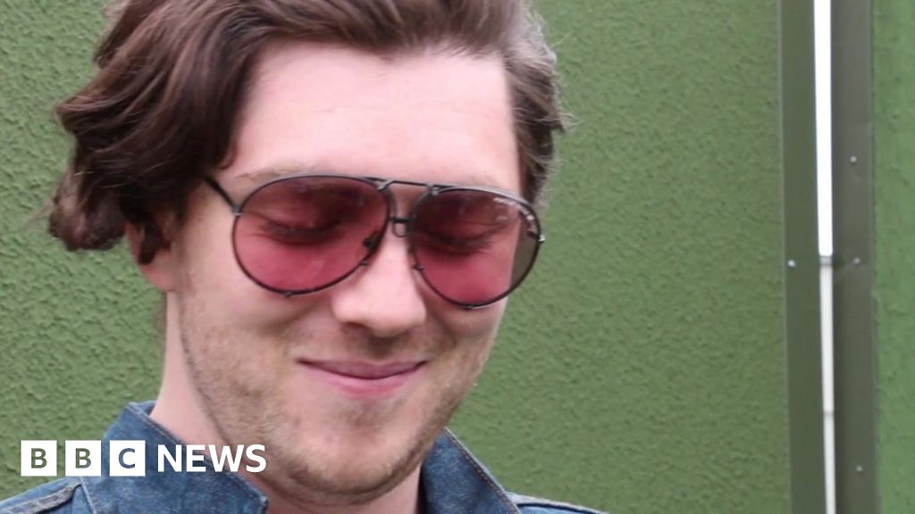 Twin Atlantic Sam's most embarrassing moment - BBC News