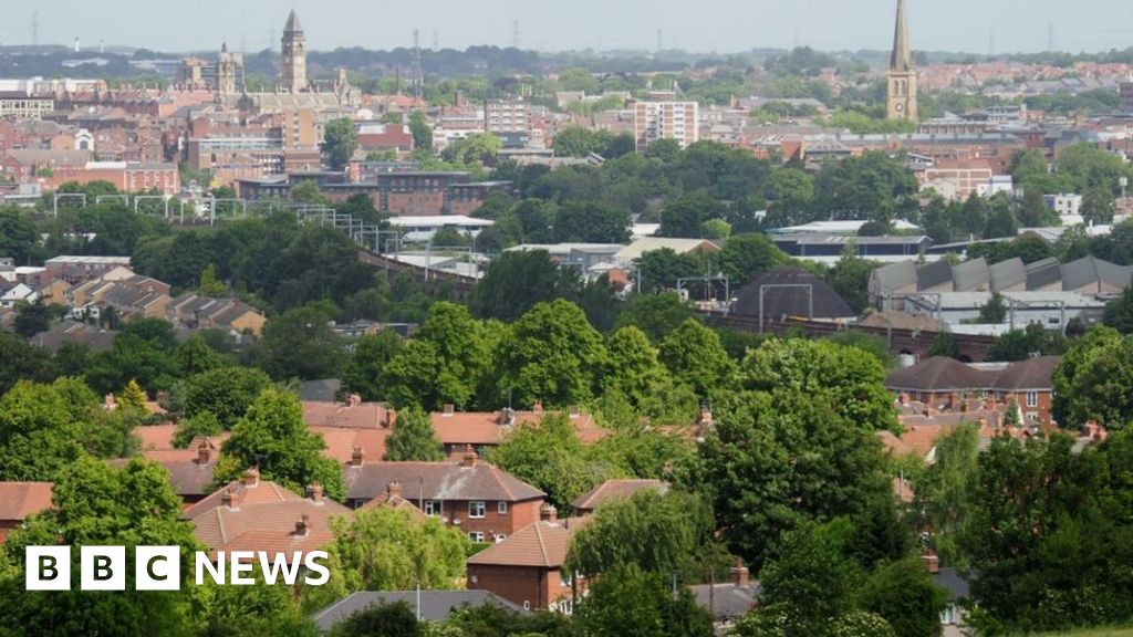 Wakefield Council to challenge plan for more asylum seekers - BBC News