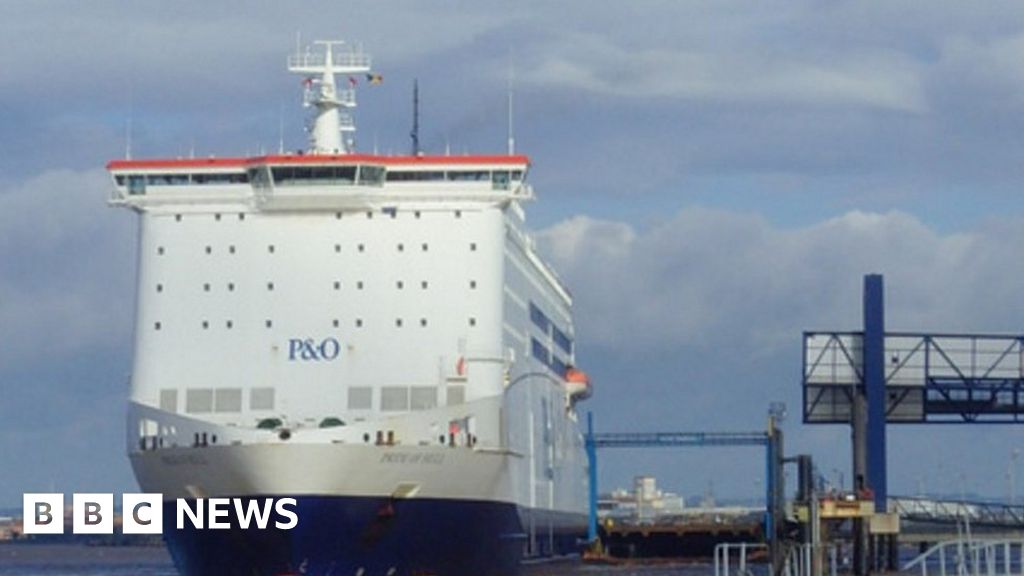 Migrants found in lorry on Hull ferry after Netherlands crossing - BBC News