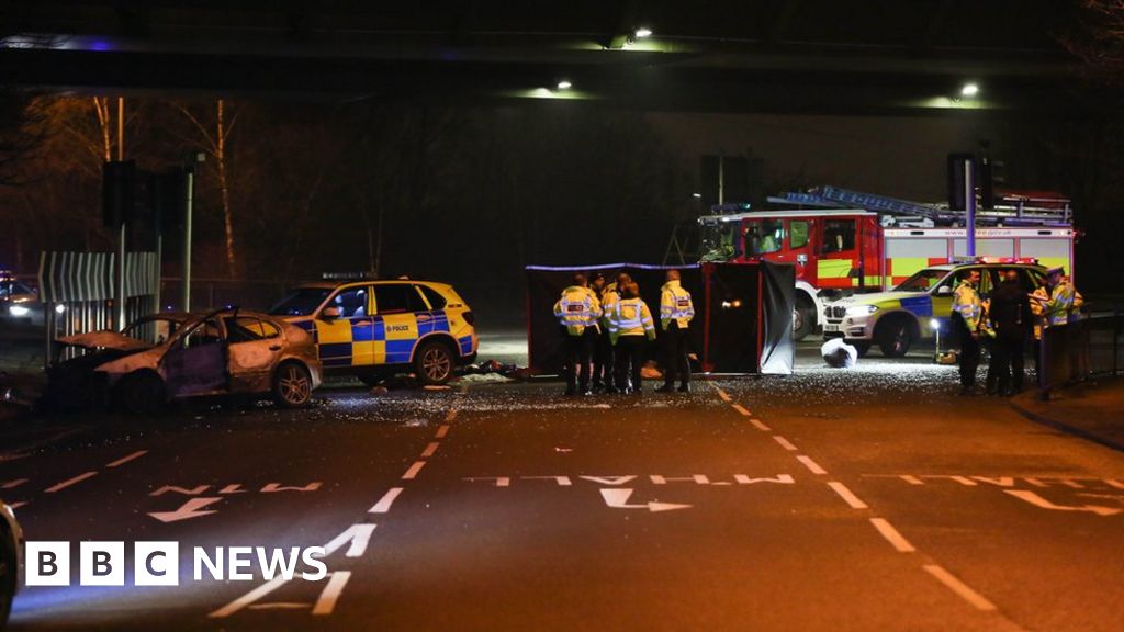Man dies after car crash on Sheffield's Tinsley viaduct - BBC News
