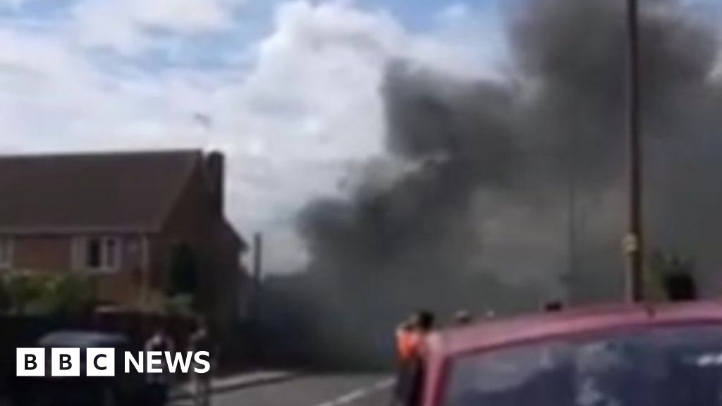 Video shows aftermath of fatal Doncaster crash - BBC News