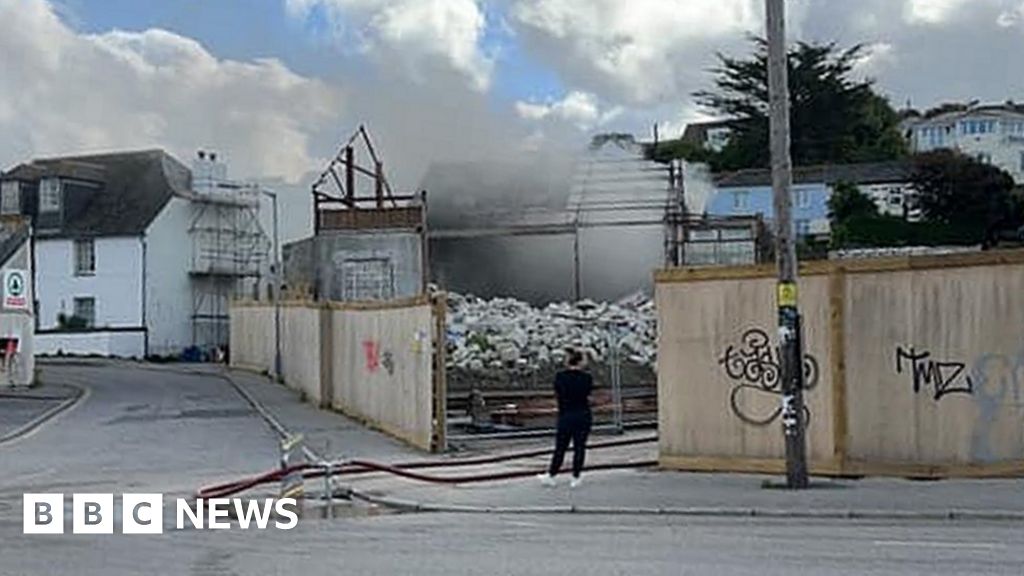 Fire breaks out in derelict outbuilding in Hayle