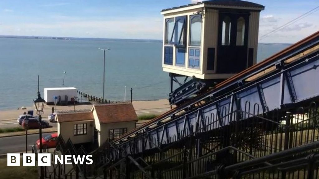 Southend's cliff lift needs more volunteers - BBC News