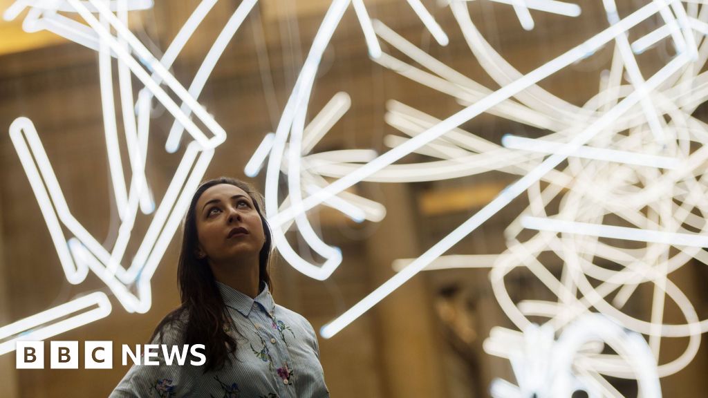 Let there be neon light: Tate Britain unveils 'drawing in space' - BBC News