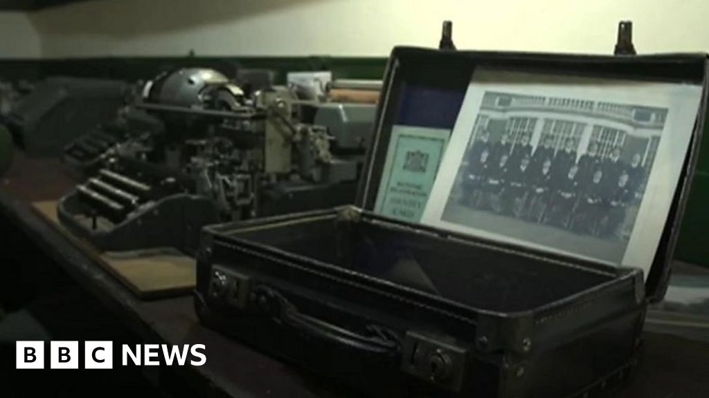 WW2 Wren's suitcase donated to Liverpool museum - BBC News