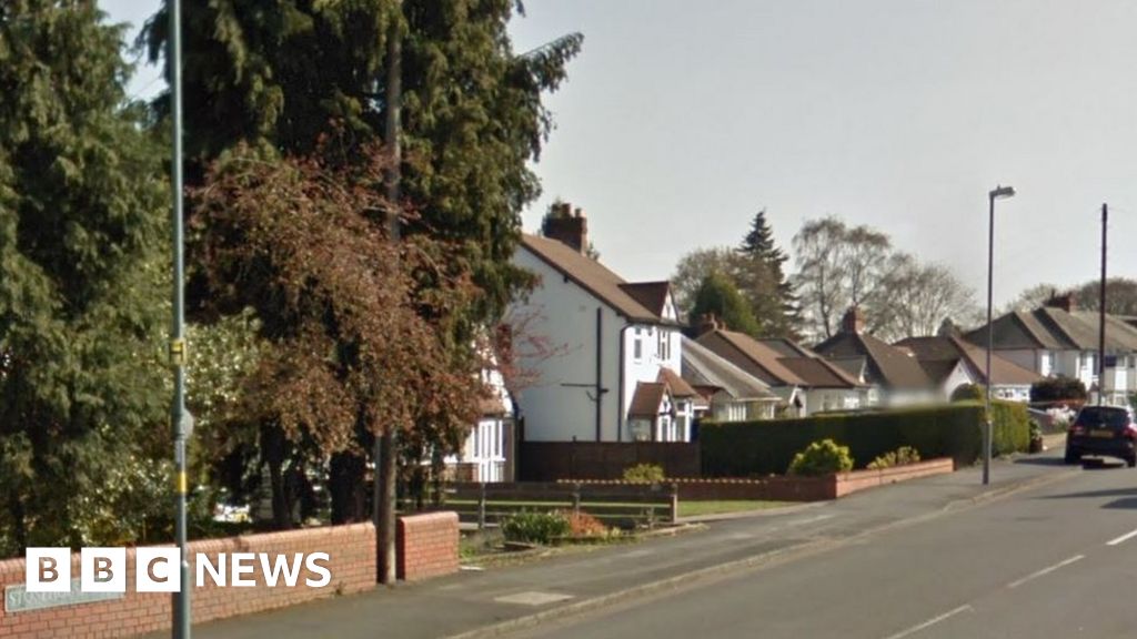 Sutton Coldfield death: Murder arrests after injured man dies - BBC News