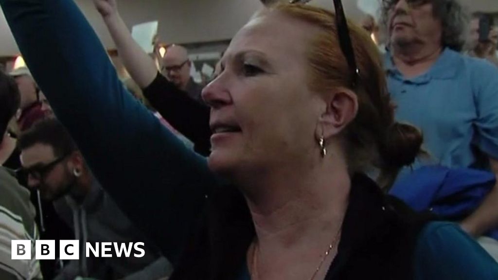 Angry protesters harangue Republicans over Trump - BBC News