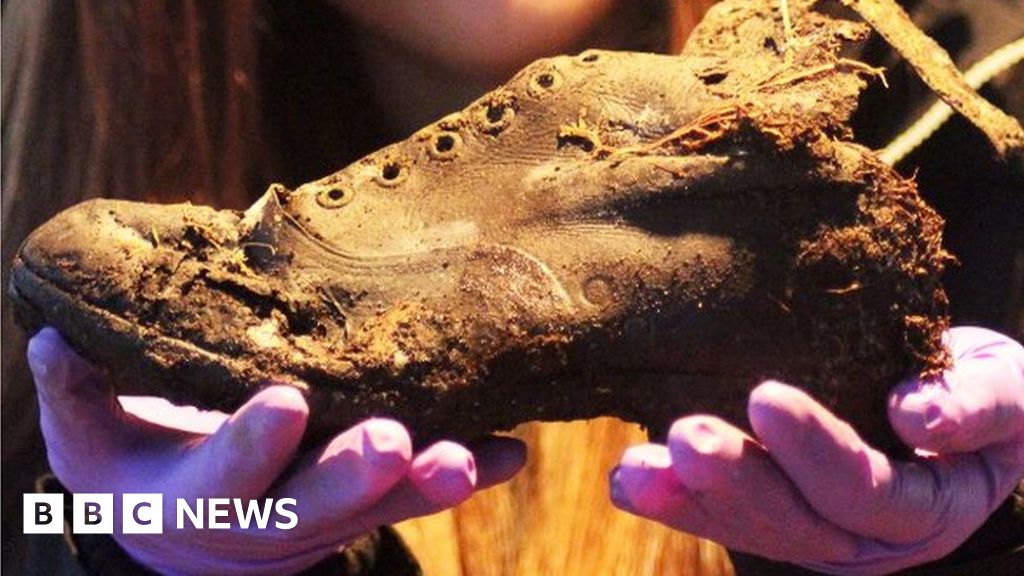 Children's shoes found in pits during Cheshire quarry dig - BBC News