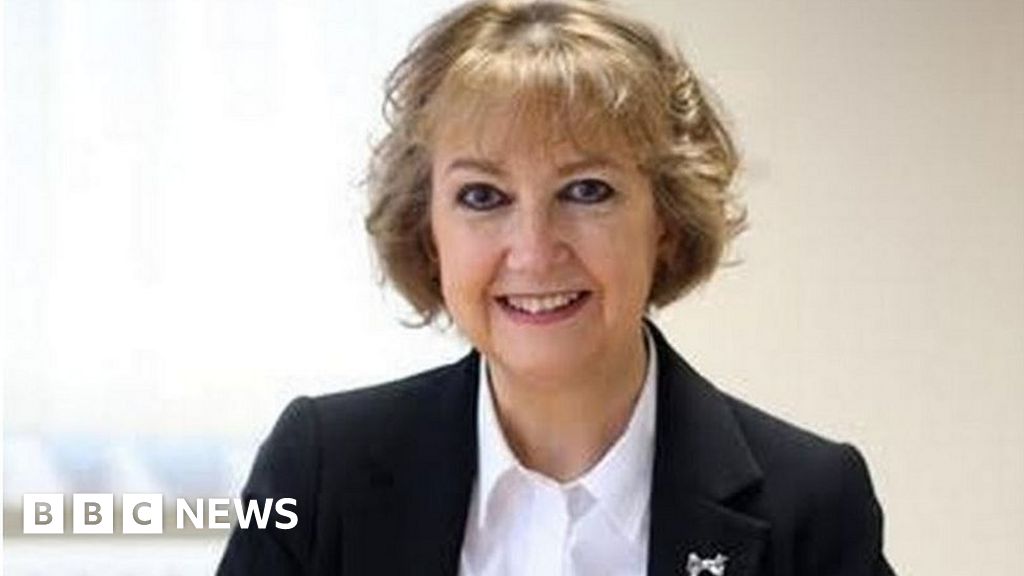 Redcar and Cleveland Council plans axing £150k chief exec job - BBC News