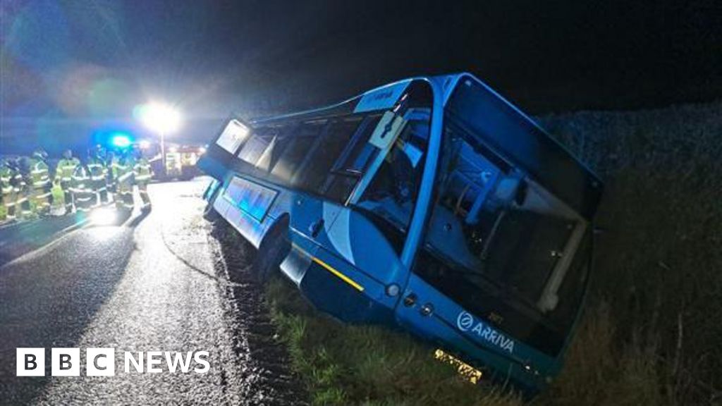 Whitchurch-to-Shrewsbury 511 bus service crashes into ditch - BBC News