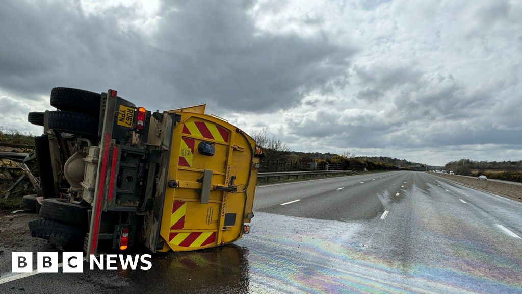 M3 closed between M25 and Bagshot after road sweeper crash