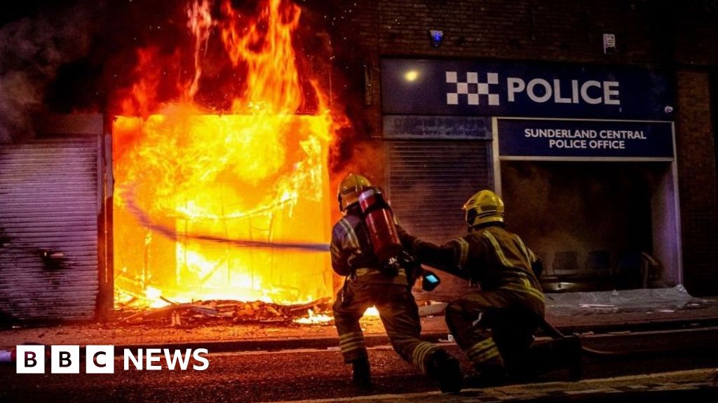 Why Scotland may have avoided far right unrest - BBC News